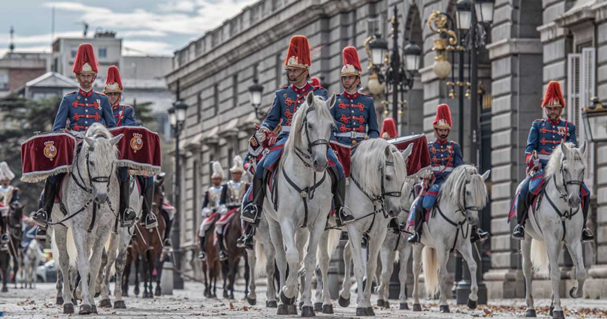 ¿Quieres conocer la Guardia Real Española? 👑 En Red Wings es posible